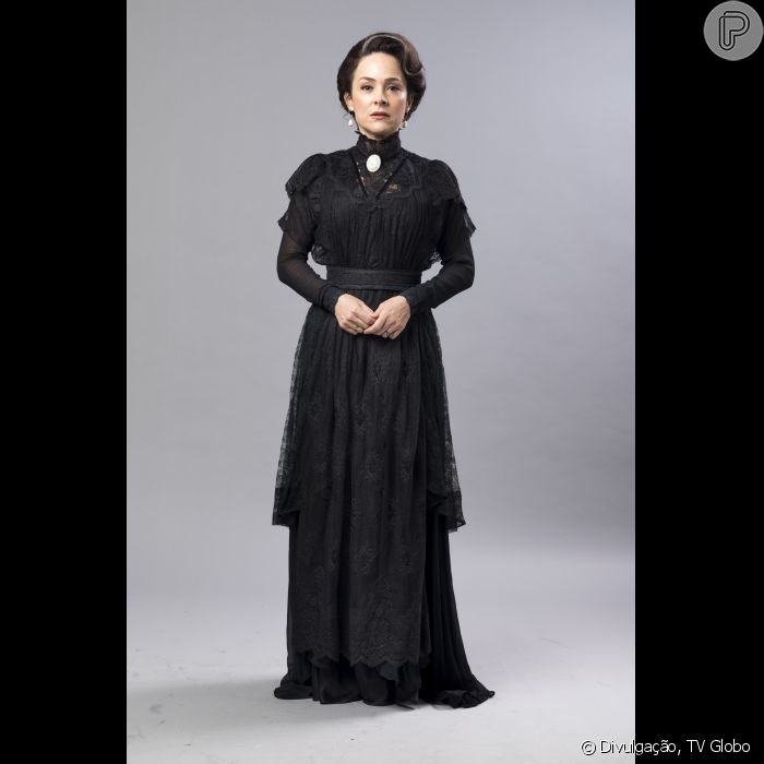 Julieta (Gabriela Duarte) entra de mãos dadas na igreja com Jane ...