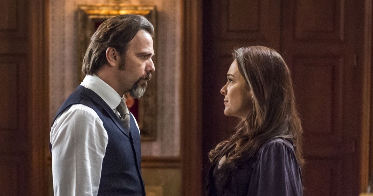 Julieta (Gabriela Duarte) revelou a Aurélio (Marcelo Faria) ter sido ...