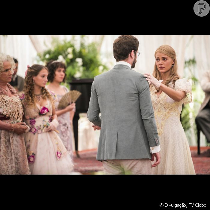 Julieta (Gabriela Duarte) contratou ator para se passar por padre no ...