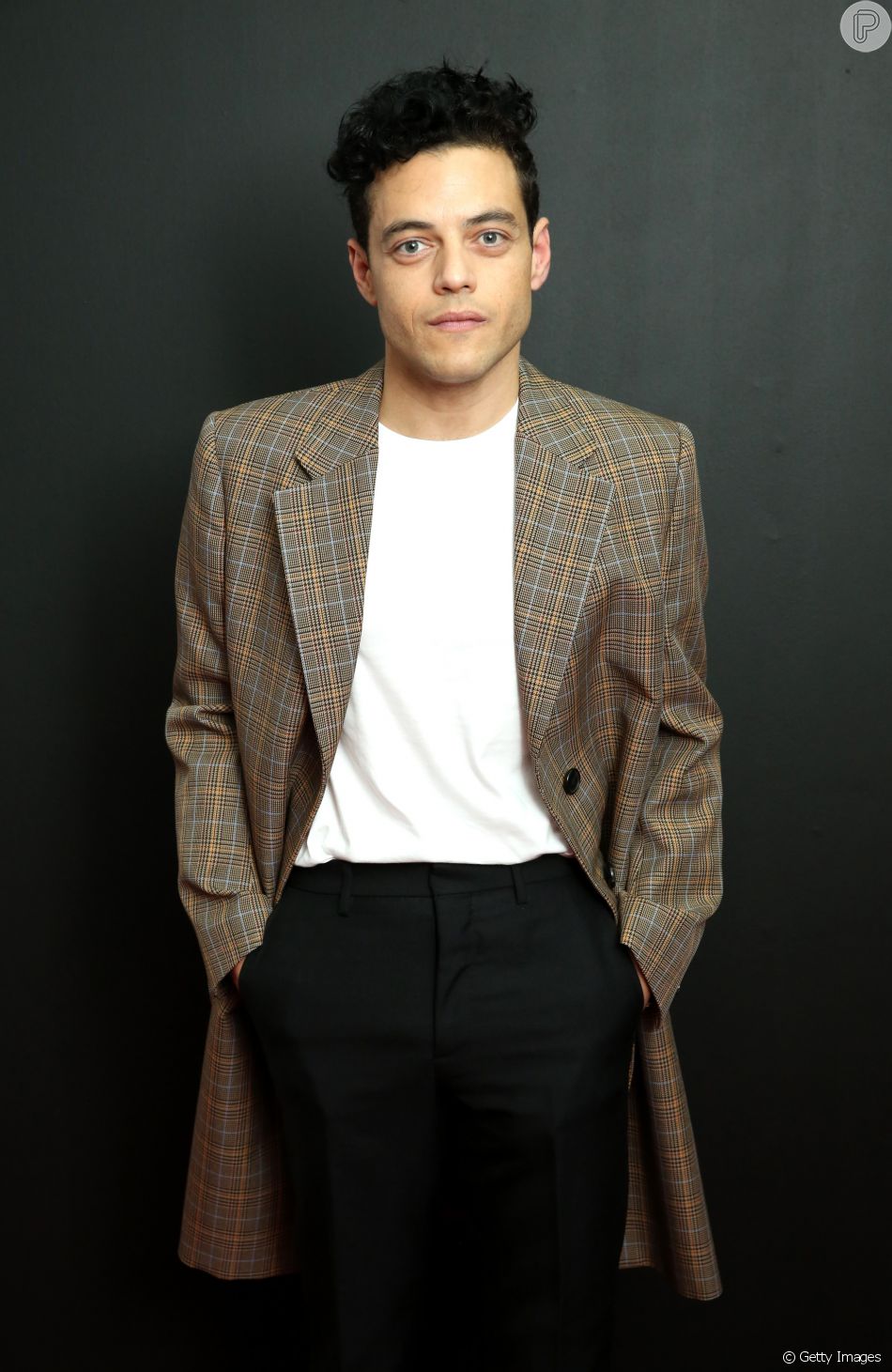 O ator Rami Malek usou um blazer xadrez em cores sóbrias no look do ...