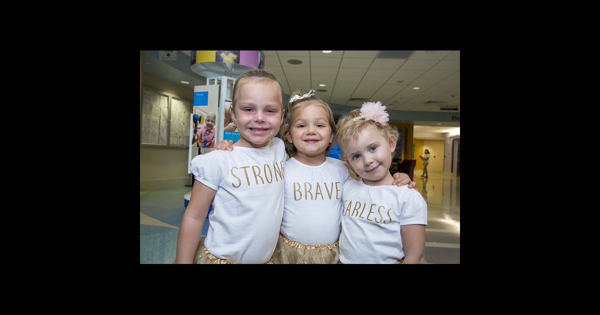 Chloe, Lauren, McKinley e Avalynn usavam tutus de ouro, roupa que ...