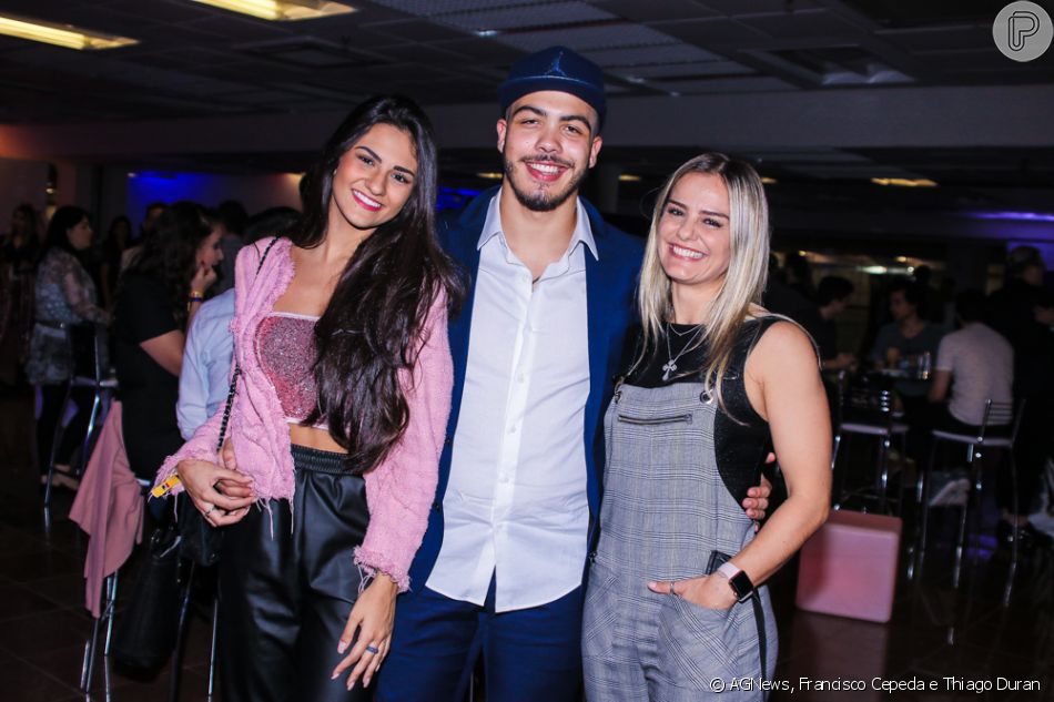 Ronald posou com a namorada, Luiza Basile, e a mãe, Milene Rodrigues ...