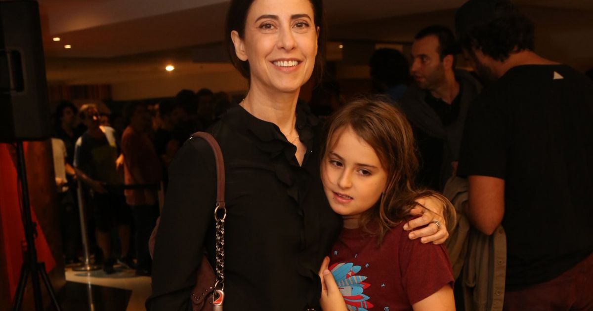 Fernanda Torres foi com o filho Antônio na pré-estreia do filme ...