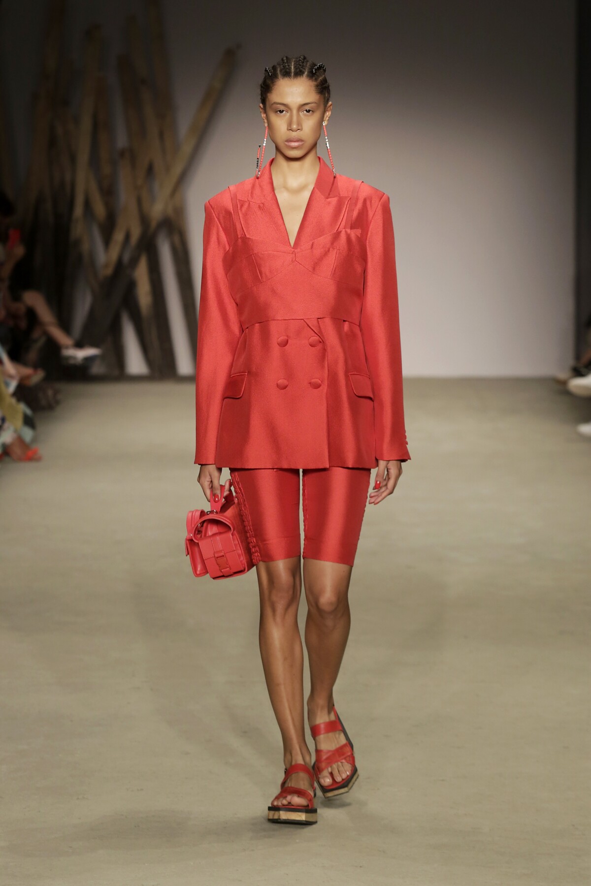 Foto: Look escolhido por Lan Lahn inclui bermuda ciclista e blazer ...