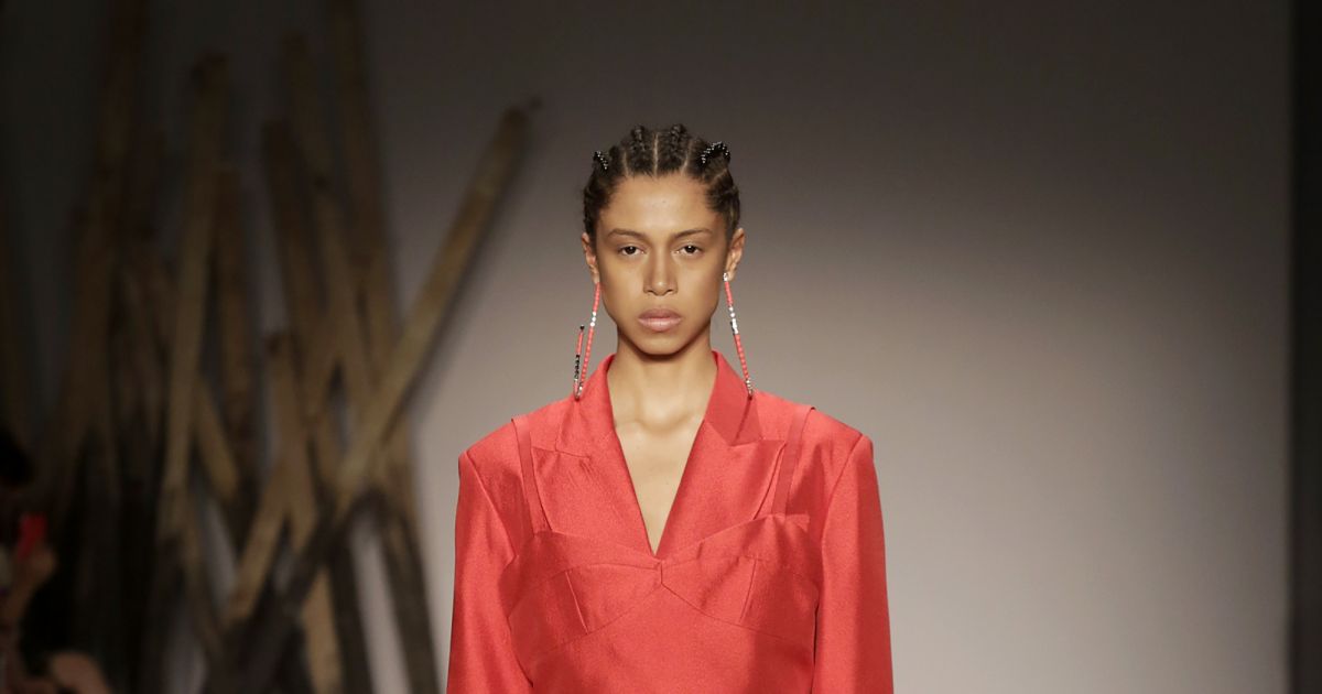 Look escolhido por Lan Lahn inclui bermuda ciclista e blazer oversized ...