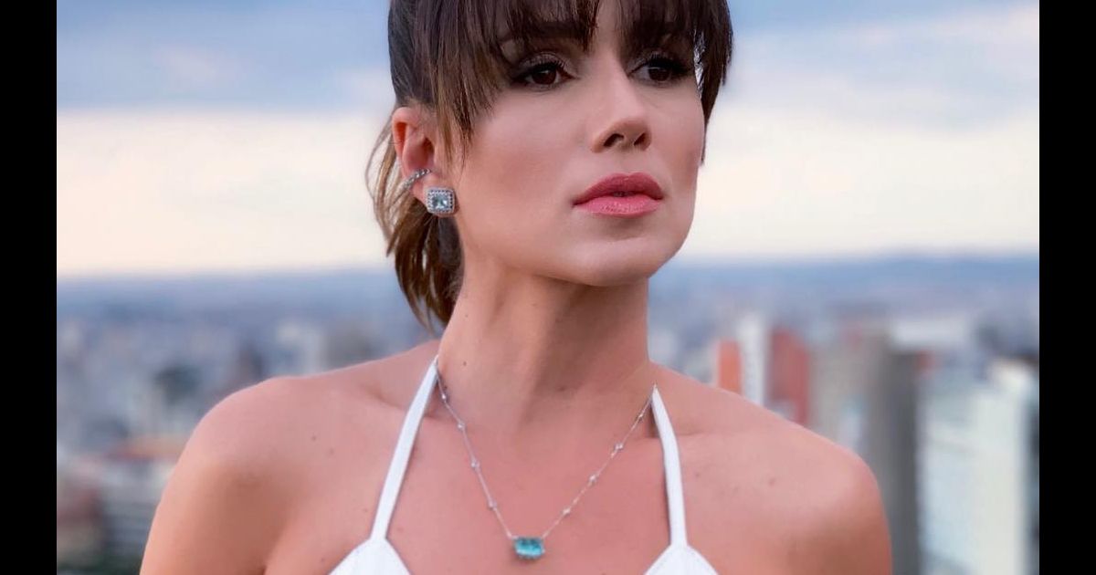 Look all white! Paula Fernandes usa body em couro e calça em laise ...