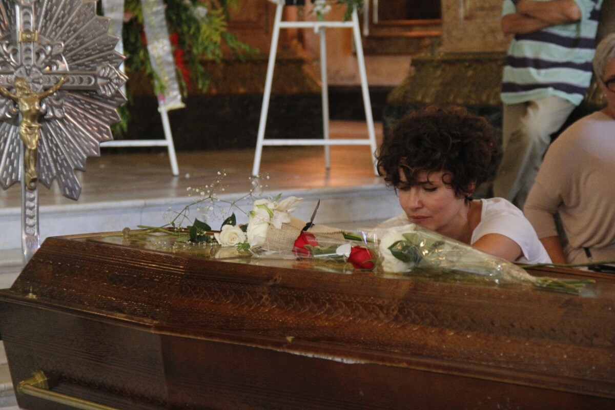 Foto: Amanda Acosta se emocionou no velório de Bibi Ferreira, no ...