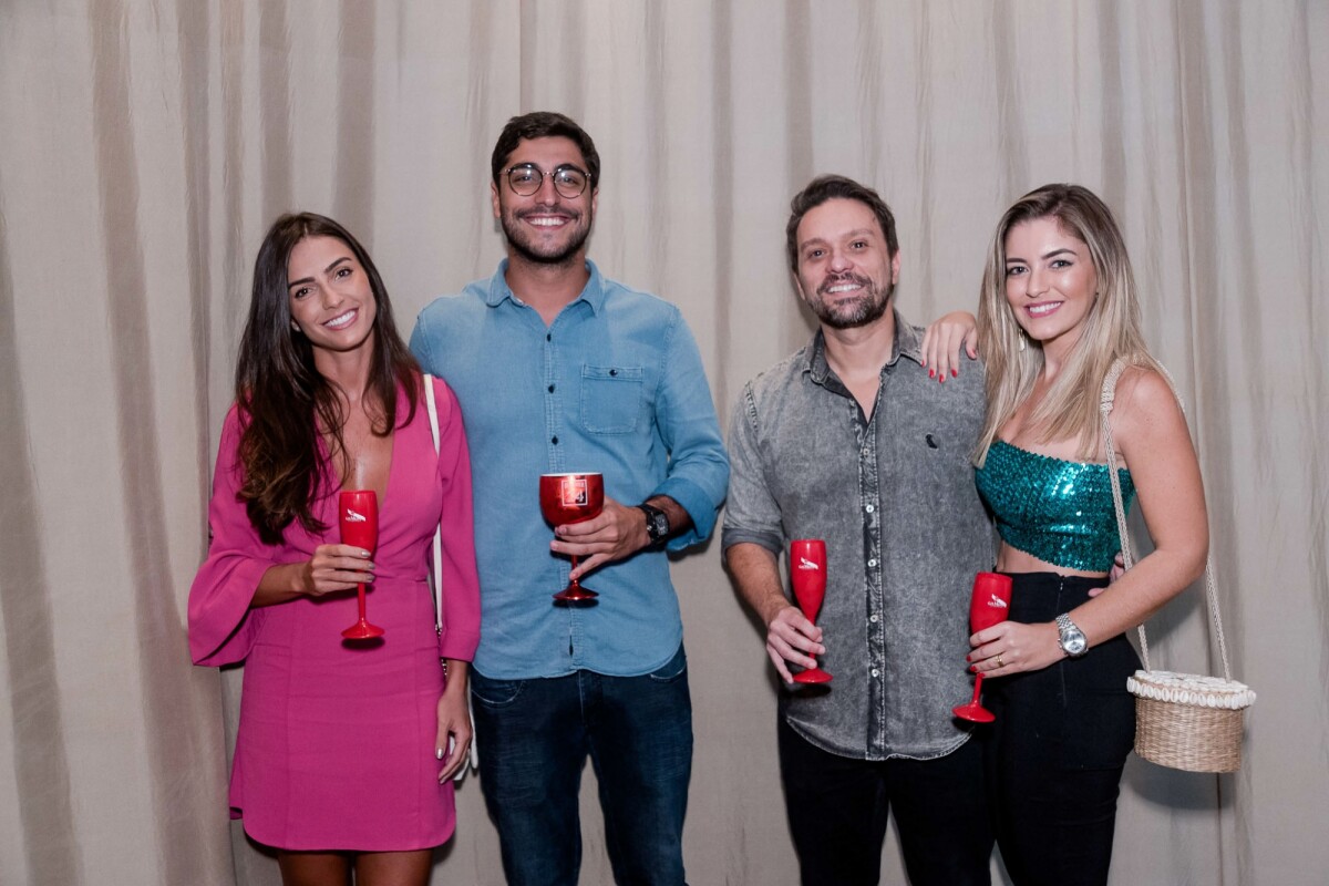 Foto: Thiago Magalhães e Audrey Banzi ao lado dos amigos Bruno Vilardi ...