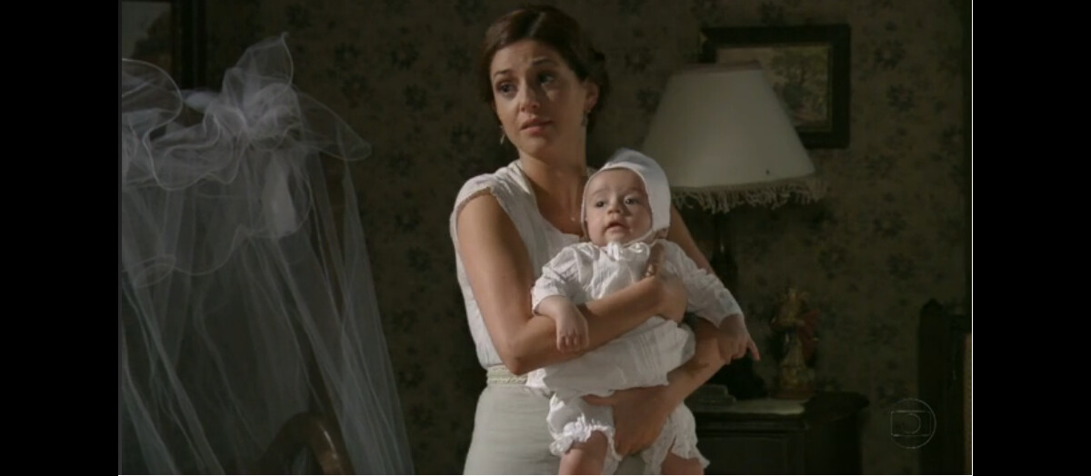 Foto: Sandra (Priscila Sol) finge ser irmã do próprio filho em 'Lado a ...