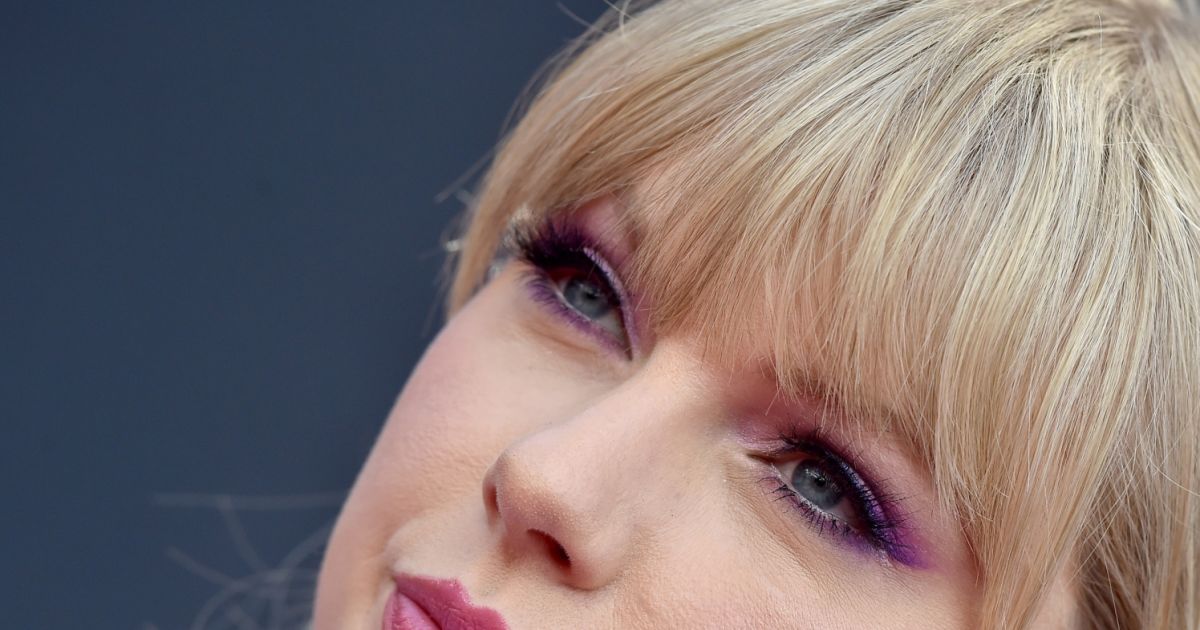 O esfumado rosa e roxo de Taylor Swift chamou atenção no tapete ...
