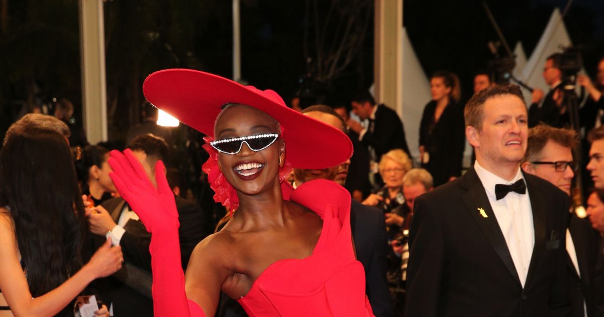 Look all red com chapéu e óculos retrô. As luvas longas ou opera gloves ...