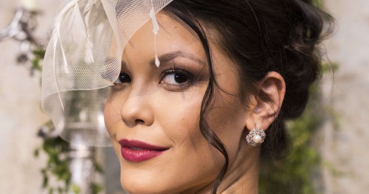 Em seu look de noiva, Maria Vitória (Vitória Strada) usou uma casquete ...