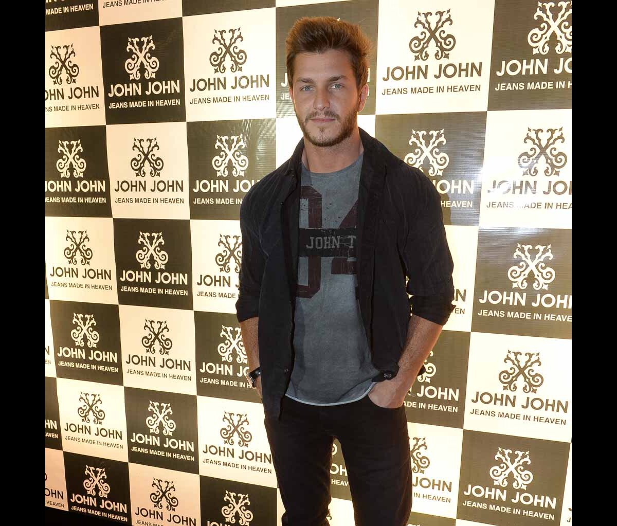 Foto: O ator Klebber Toledo mostrou seu estilo com um look todo preto ...