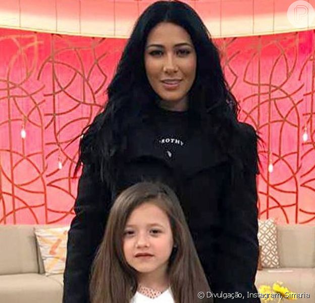 Vídeo: Filha de Simaria canta música com a mãe em férias na Espanha ...