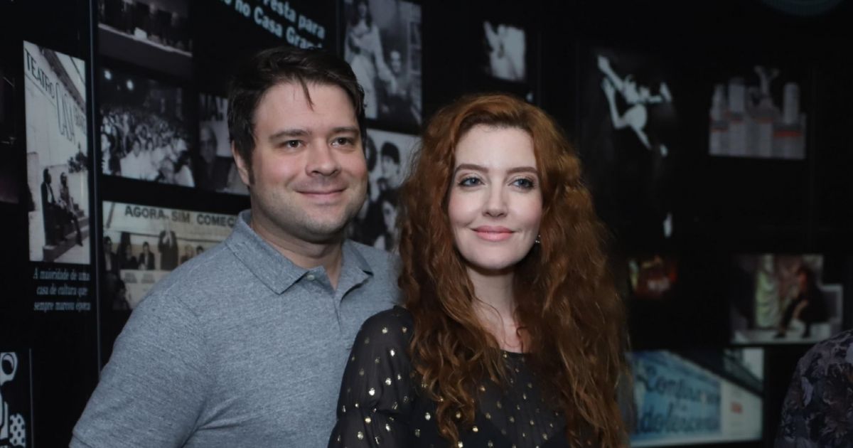 Larissa Maciel e o marido, André Surkamp, assistiram estreia da peça 'O ...