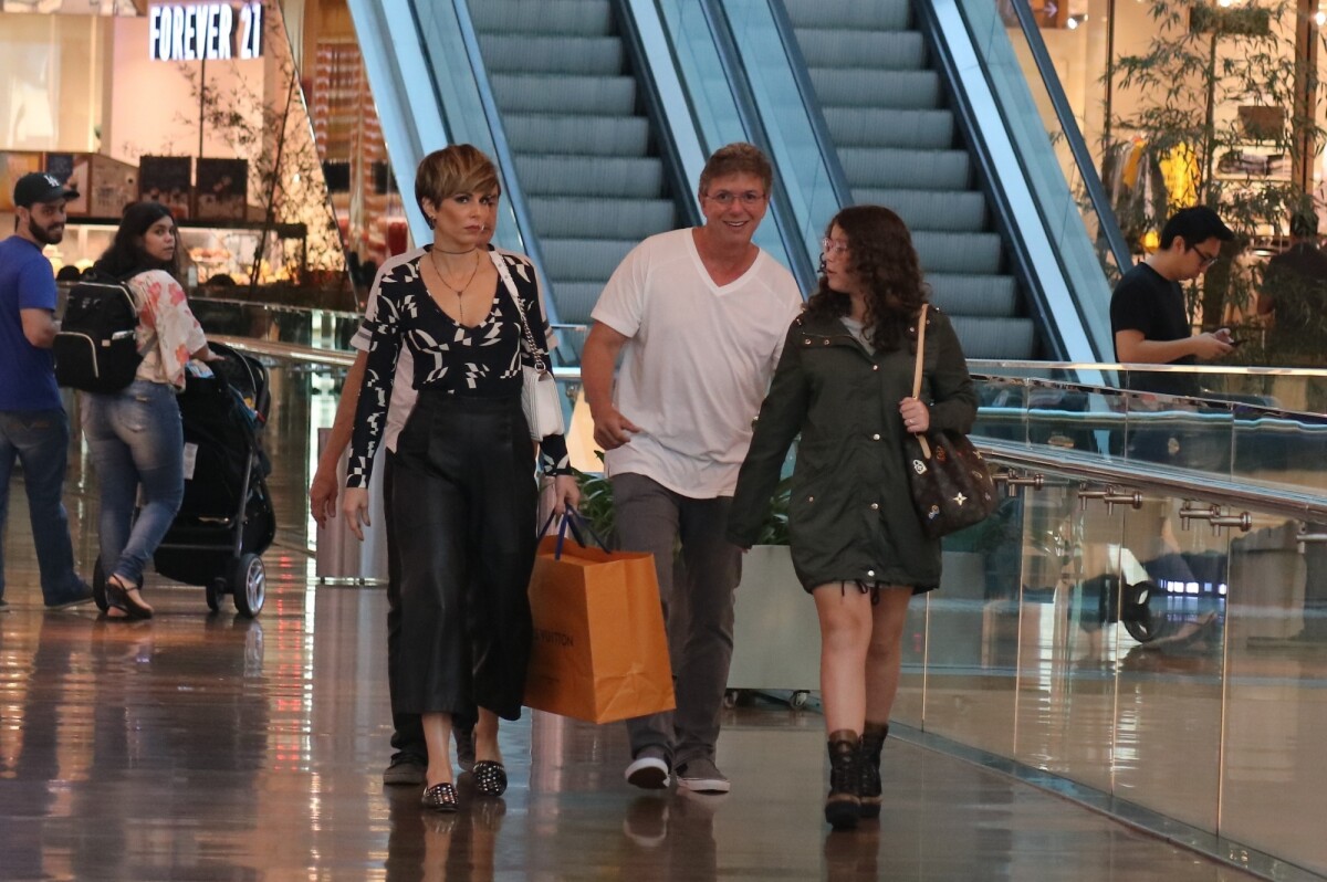 Foto: Filha de Ana Furtado, Isabella combinou look com coturno e bolsa ...