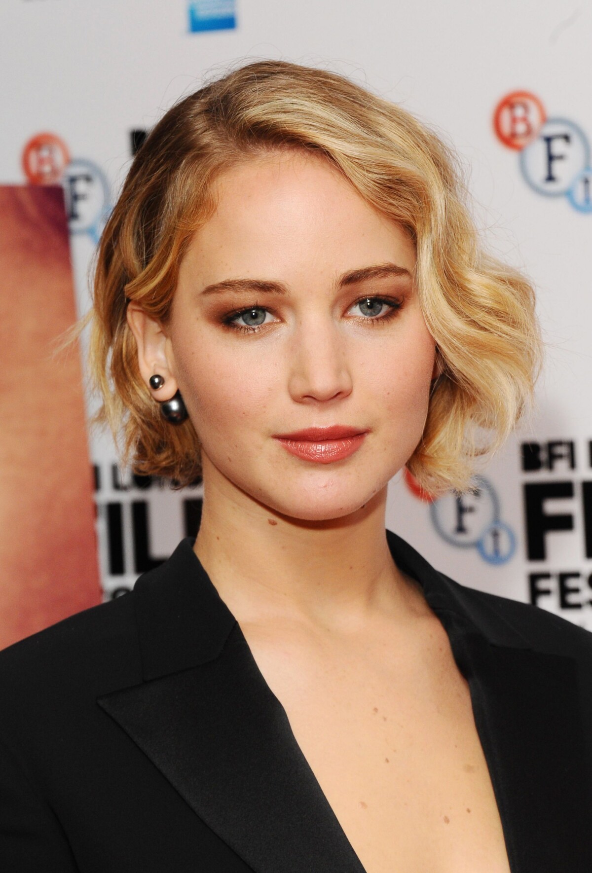 Foto: Jennifer Lawrence aposta em look com decote da grife Dior para ...