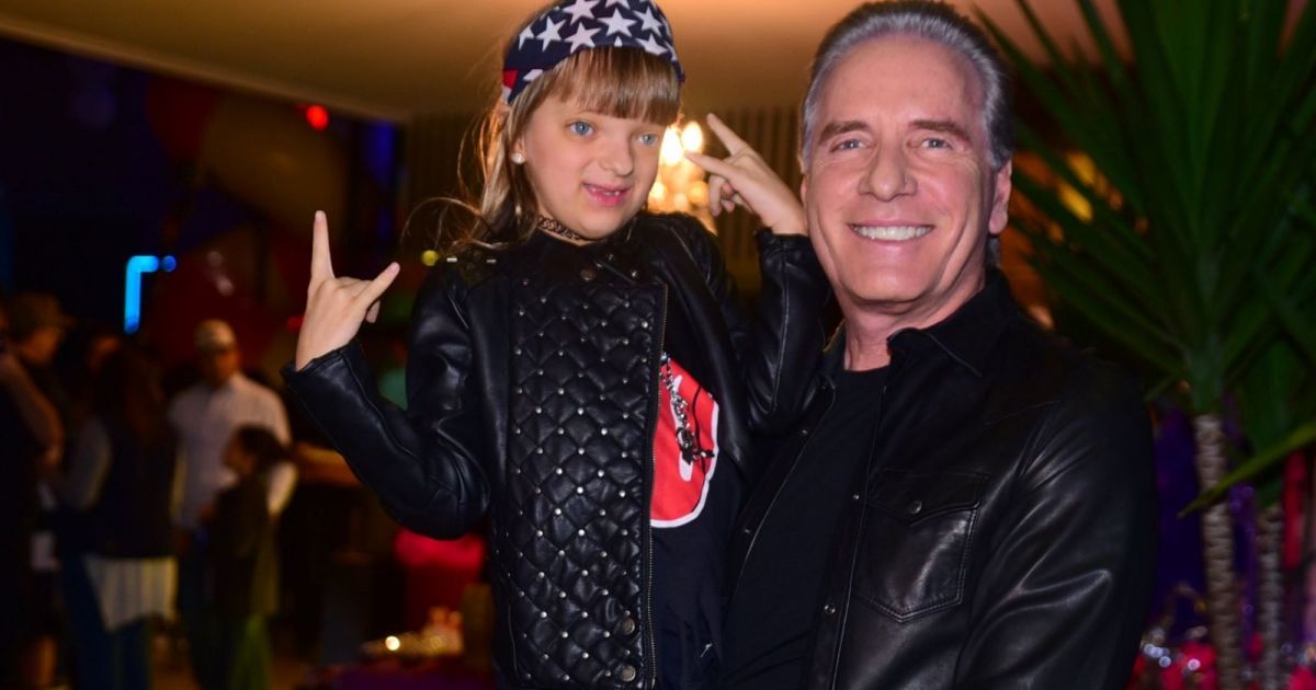 Roberto Justus leva a filha, Rafaella, para a escola nesta quarta-feira ...