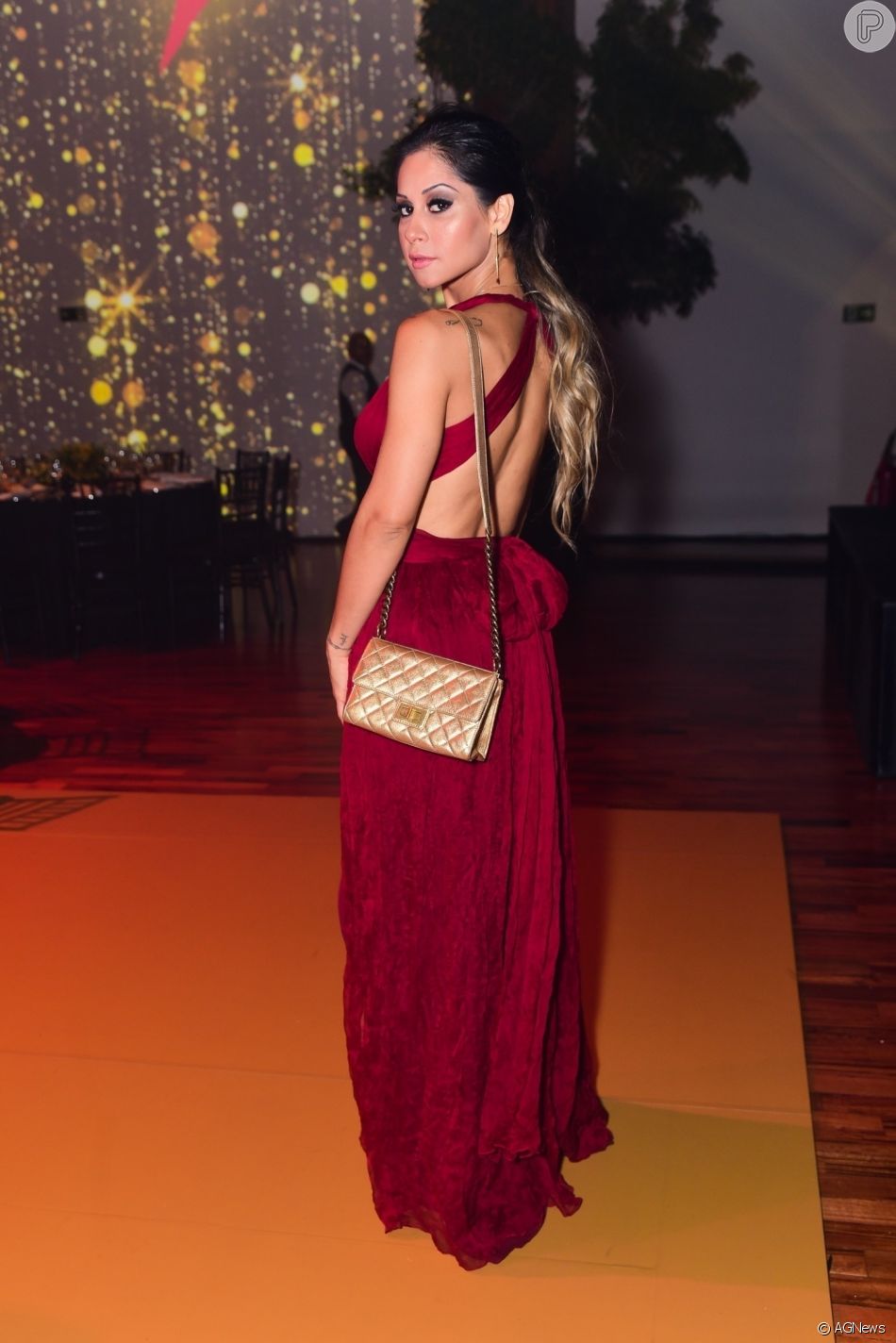Mayra Cardi apostou em um look vermelho com decote para evento de moda ...