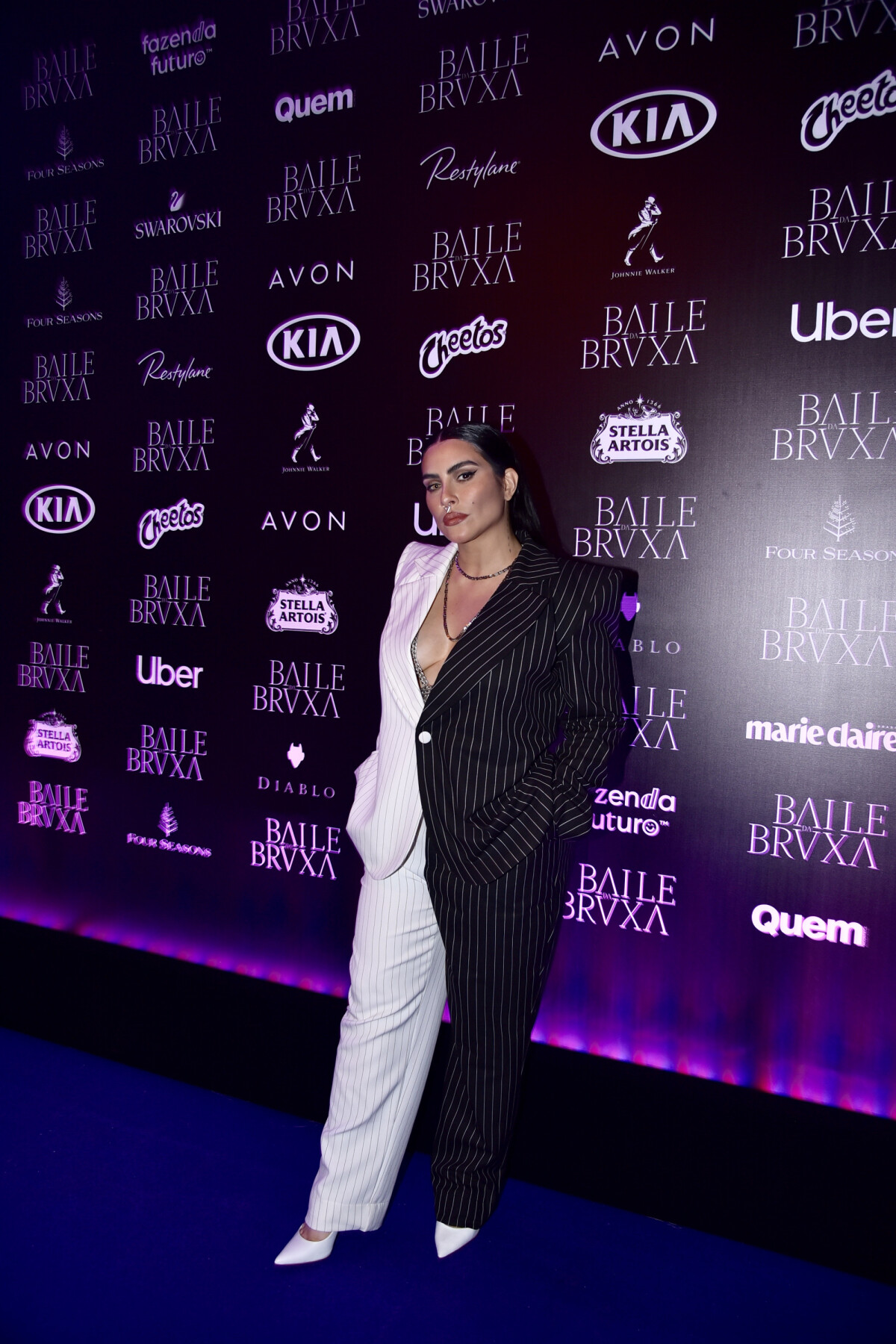 Foto: Cleo escolheu maxiterno de alfaiataria e decote revelador para ...