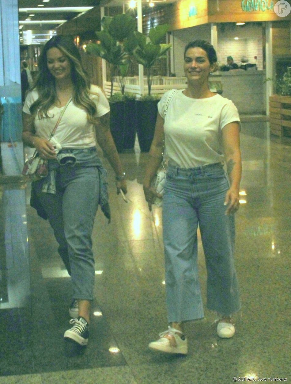 Kelly Key e filha, Suzanna Freitas, combinaram T-shirt branca, jeans e ...