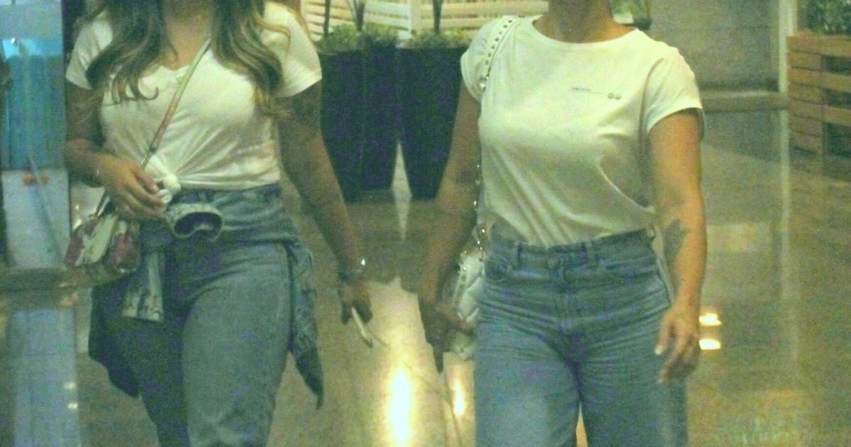 Kelly Key e filha, Suzanna Freitas, combinaram T-shirt branca, jeans e ...