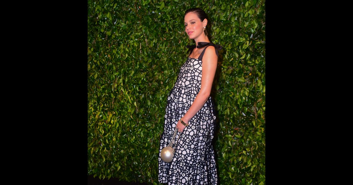 Laura Neira evidência barriga de gravidez em vestido para jantar de ...