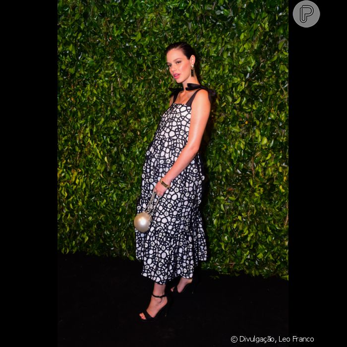 Laura Neira usa vestido estampado e supersoltinho em jantar de gala ...