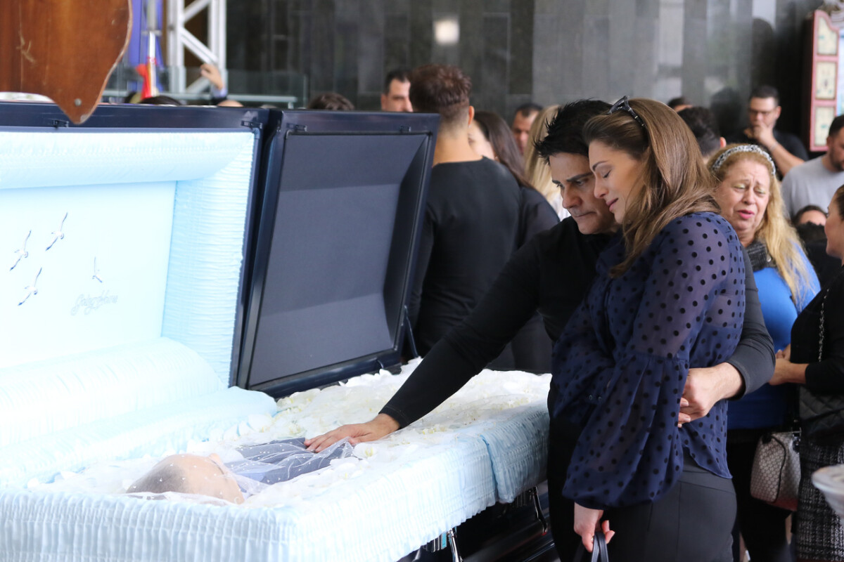 Foto: Elaine Mickely e Celso Filho no velório de Gugu Liberato ...