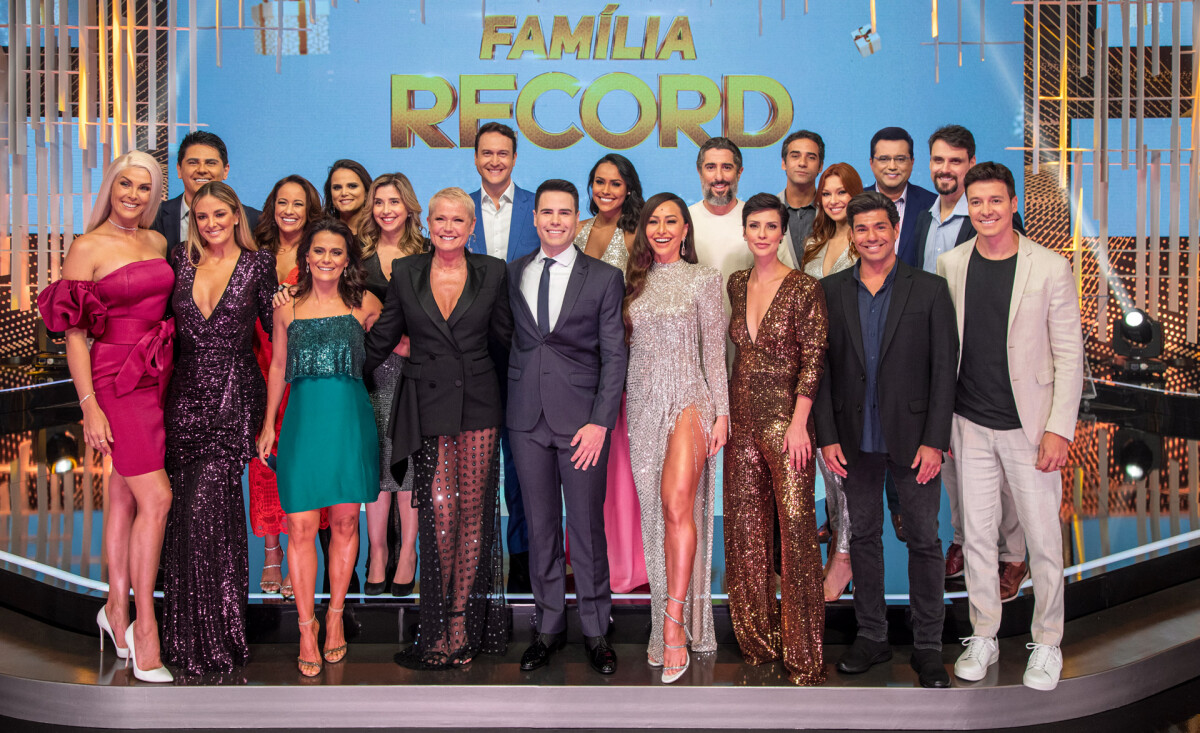Foto: Ana Hickmann e elenco da Record TV posam juntos na gravação do ...