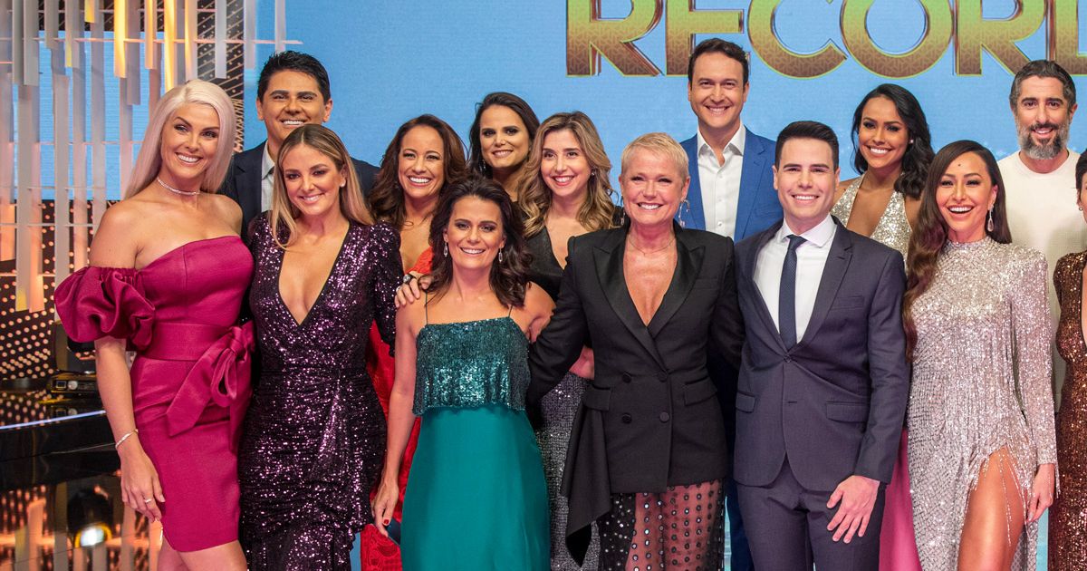 Ana Hickmann e elenco da Record TV posam juntos na gravação do especial ...