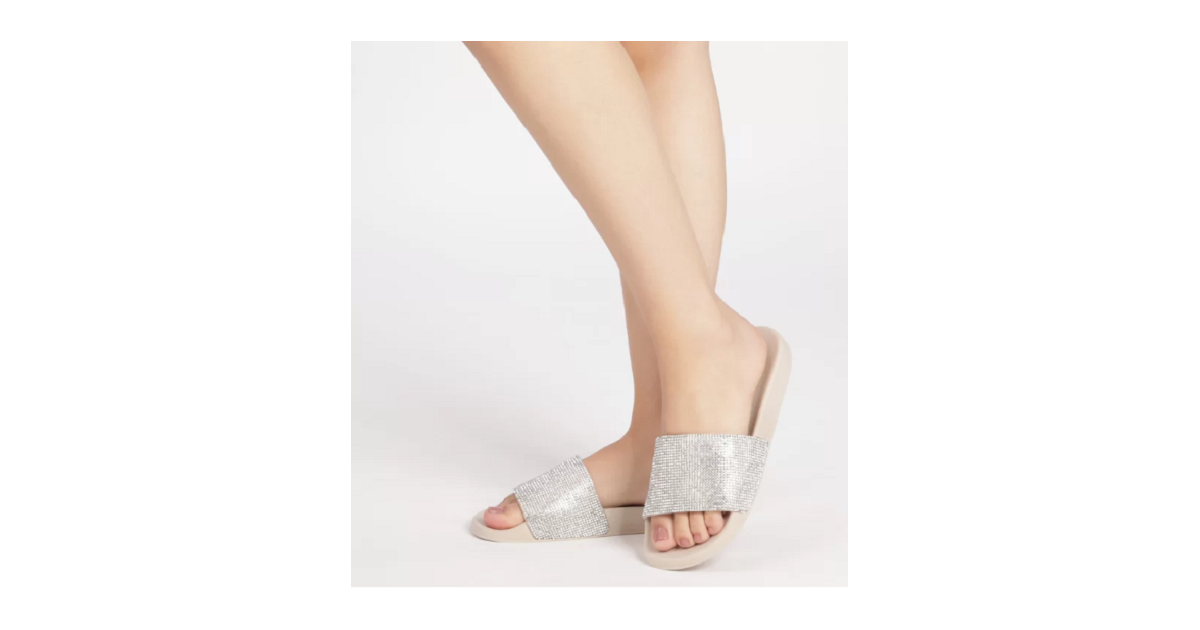 O chinelo slide garante conforto e frescor aos pés nos looks casuais de ...