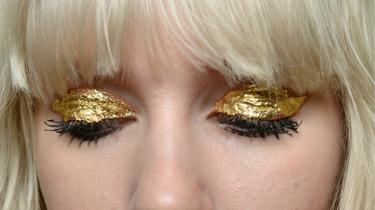 Foto: Make com brilho e strass segue como trend de beleza para 2020 ...