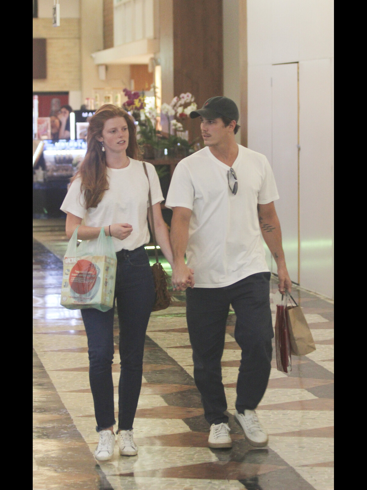 Foto: Romulo Neto é clicado de mãos dadas com a namorada em dia de ...