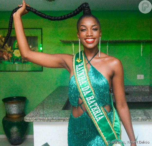 Iza aposta em vestido revelador em ensaio de Carnaval como rainha de ...