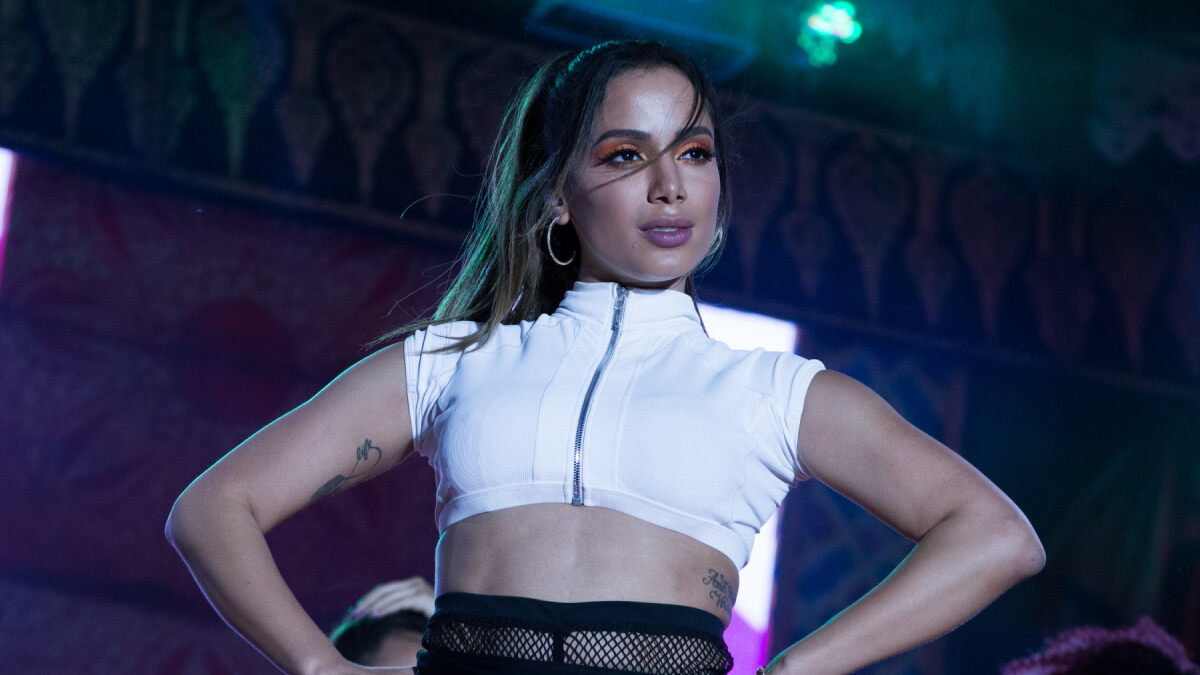 Foto: Anitta reprovou significado de 'patroa' ao ver definição no ...