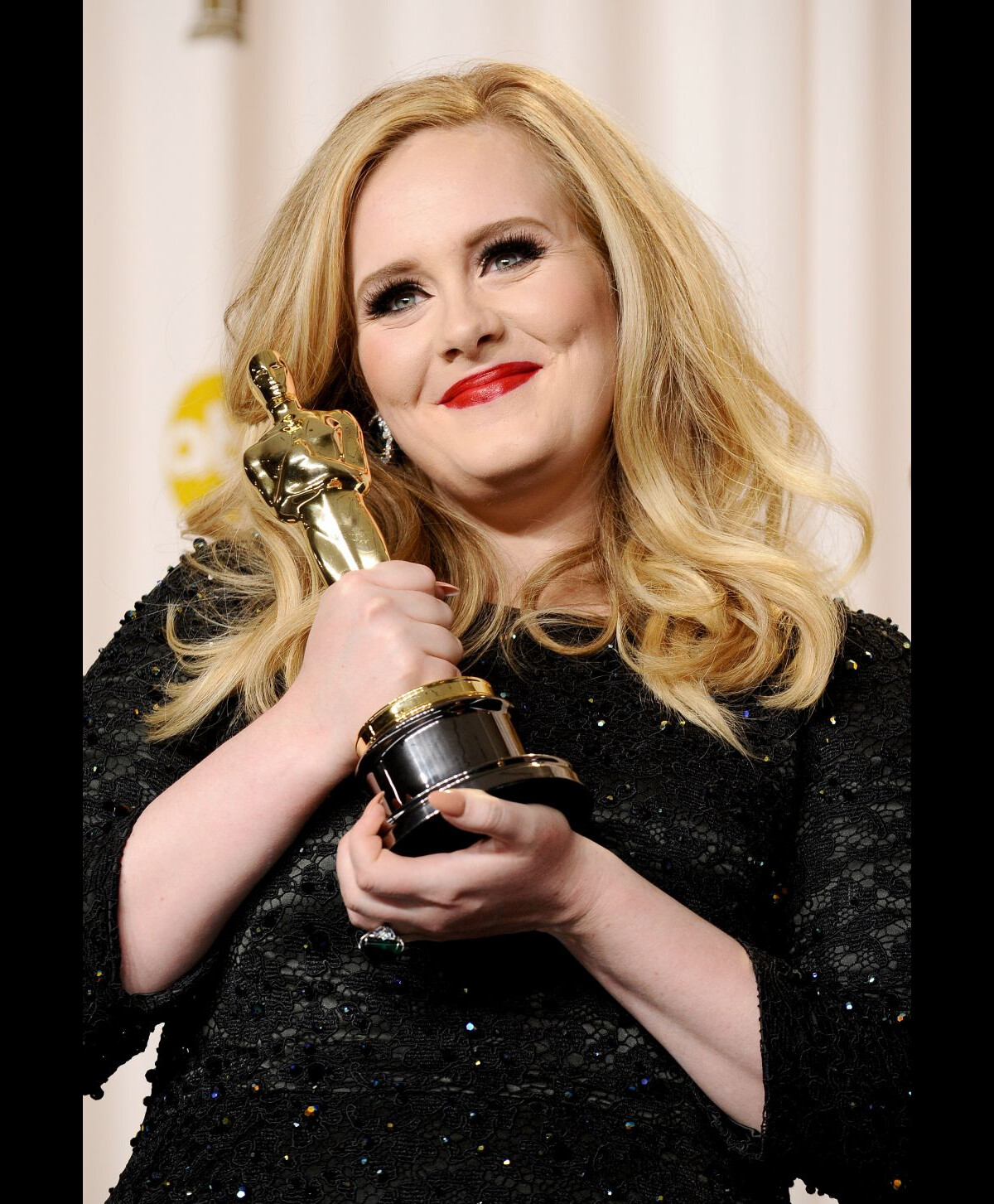 Foto: Adele posa com sua estatueta de Melhor Canção Original por ...