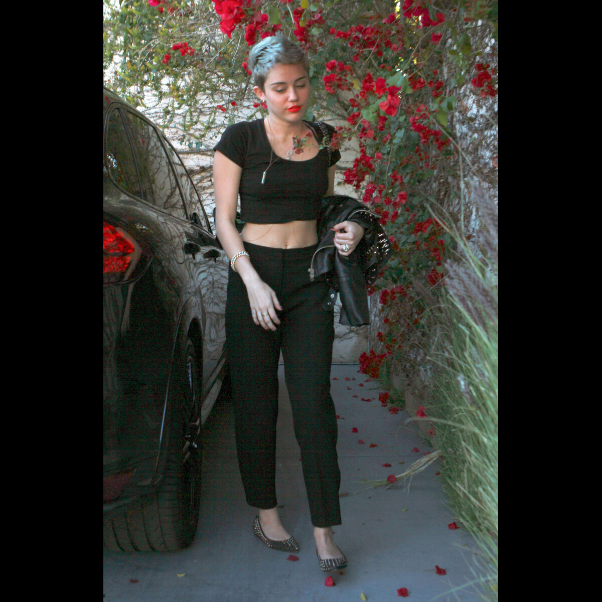Foto: Miley Cyrus foi flagrada saindo do carro, em Los Angeles, com o ...