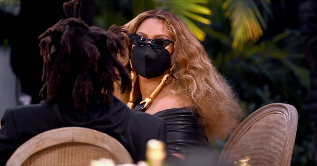 Look de Beyoncé no Grammy 2021: a cantora combinou vestido, óculos ...