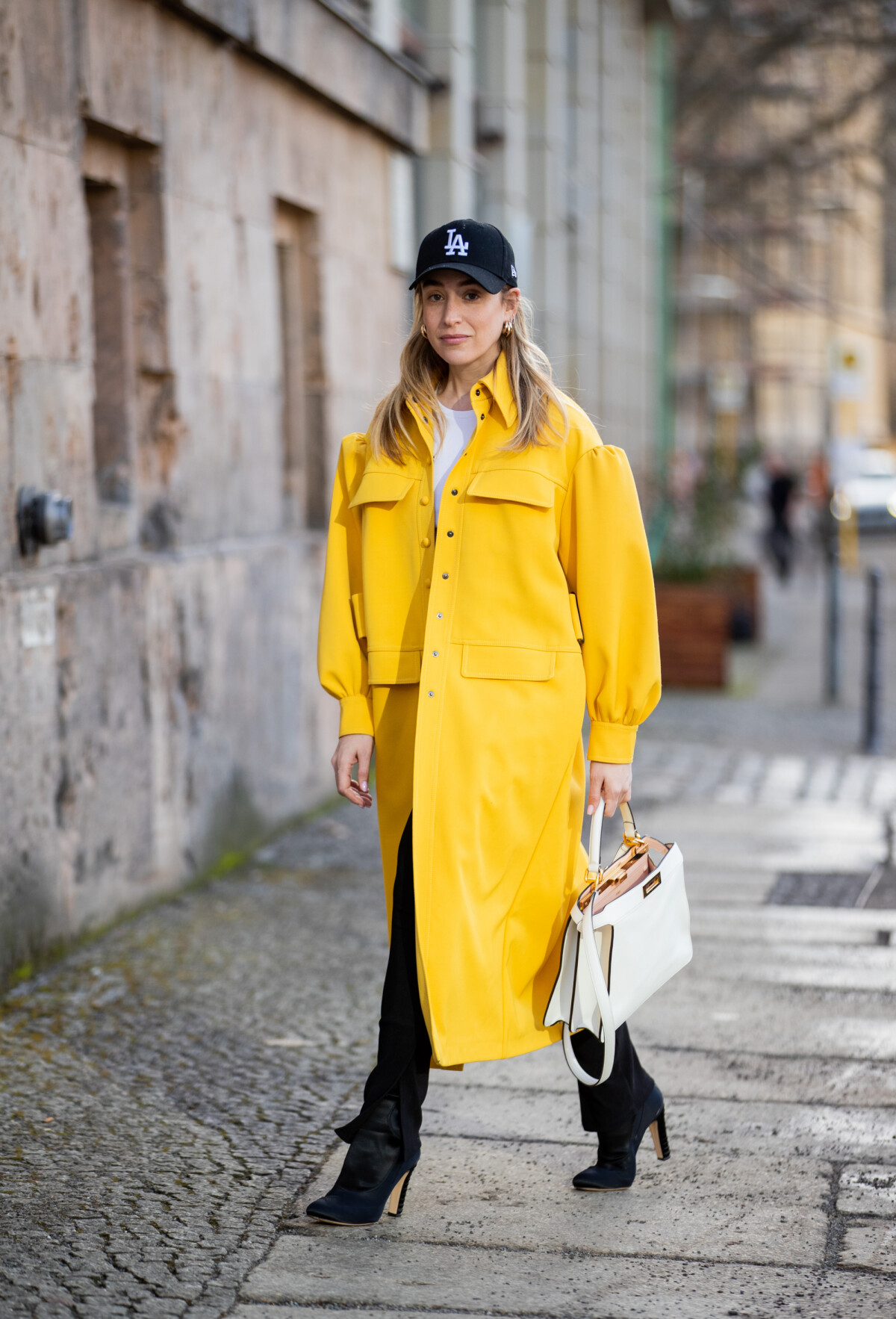 Foto: O boné está com tudo no street style! Veja como usar - Purepeople