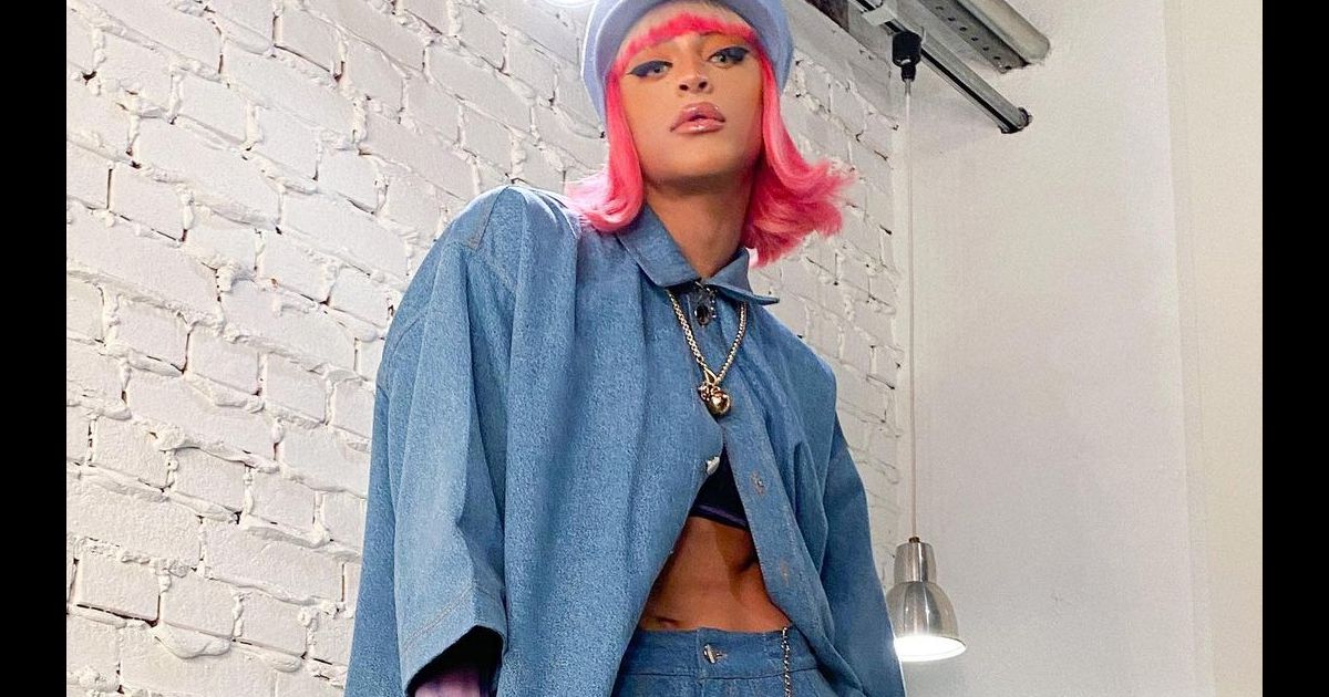 Pabllo Vittar elege look total jeans oversized - Purepeople Pabllo Vittar elege look total jeans oversized - Purepeople