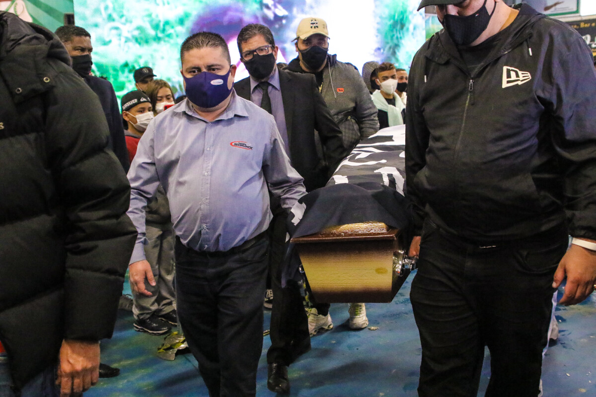 Foto: Corpo de MC Kevin foi velado em quadra de escola de samba em 18 ...