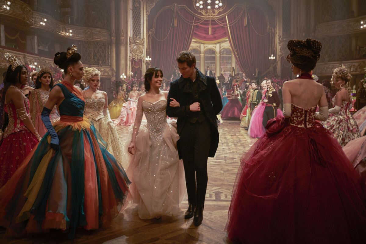 Foto: Confira todos os detalhes do figurino de 'Cinderella' - Purepeople