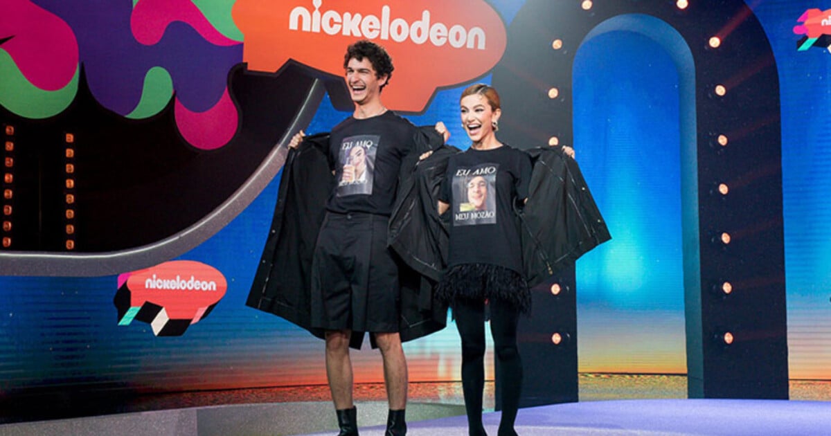 Manu Gavassi e Jullio Reis usam roupas 'de casal' estampadas com ...