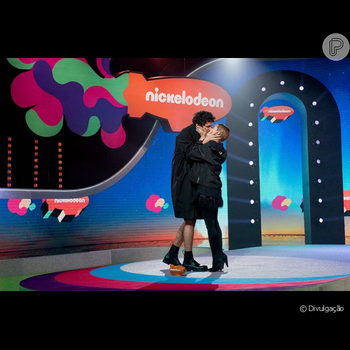 Manu Gavassi e o namorado, Jullio Reis, celebraram a premiação com um ...