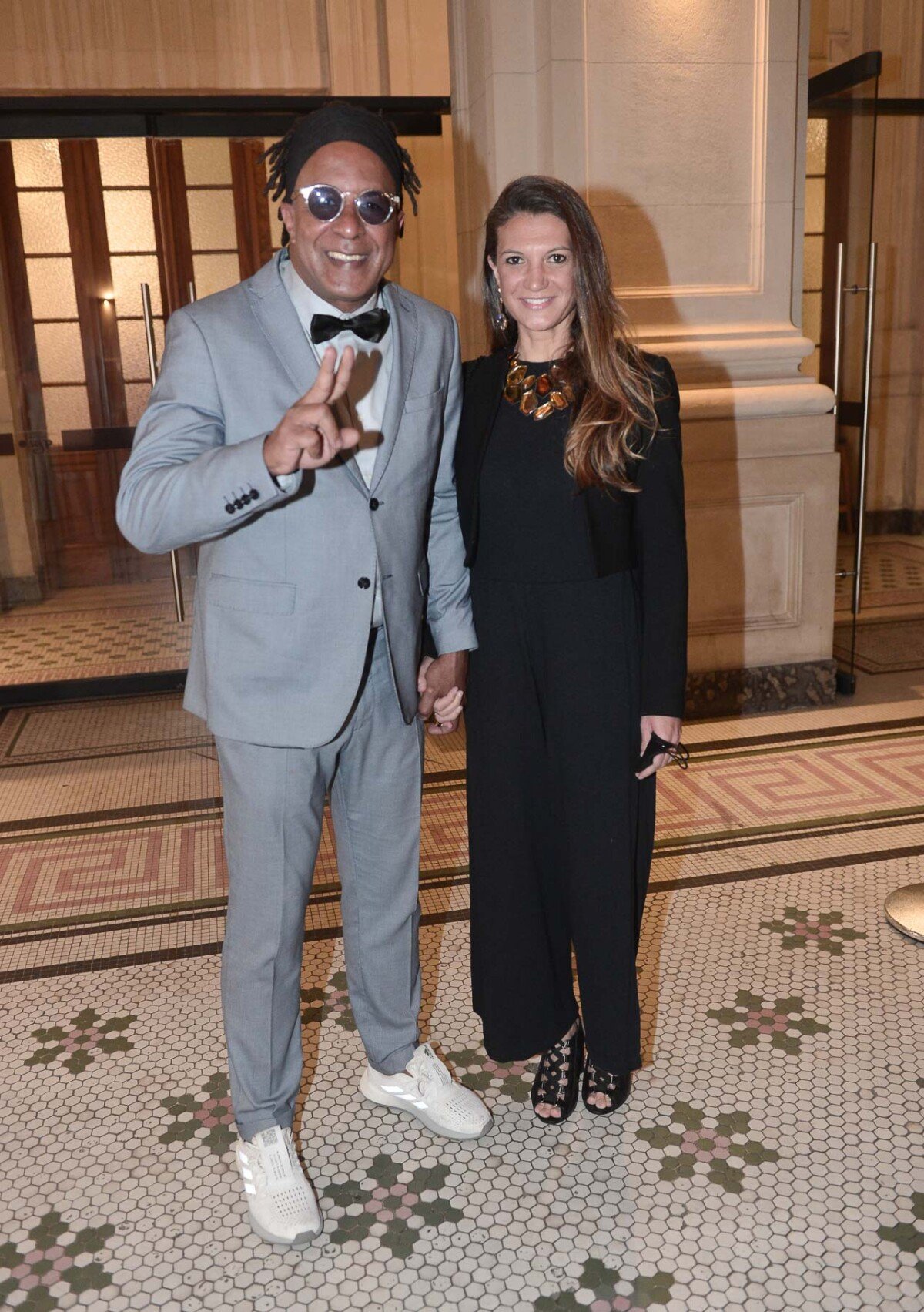 Foto: O cantor Tony Gordon posa com a mulher, Bianca Pazin - Purepeople