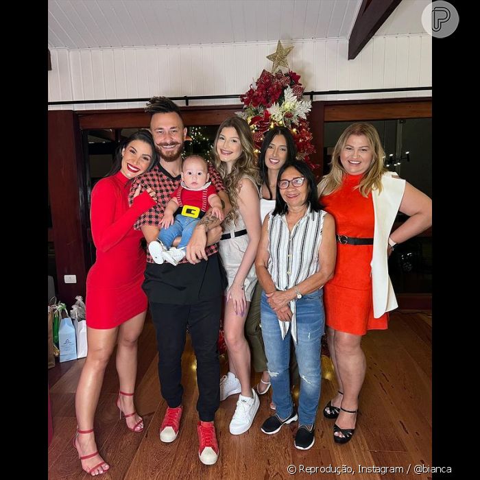 Boca Rosa e o marido, Fred, posaram com o filho e a família na frente ...