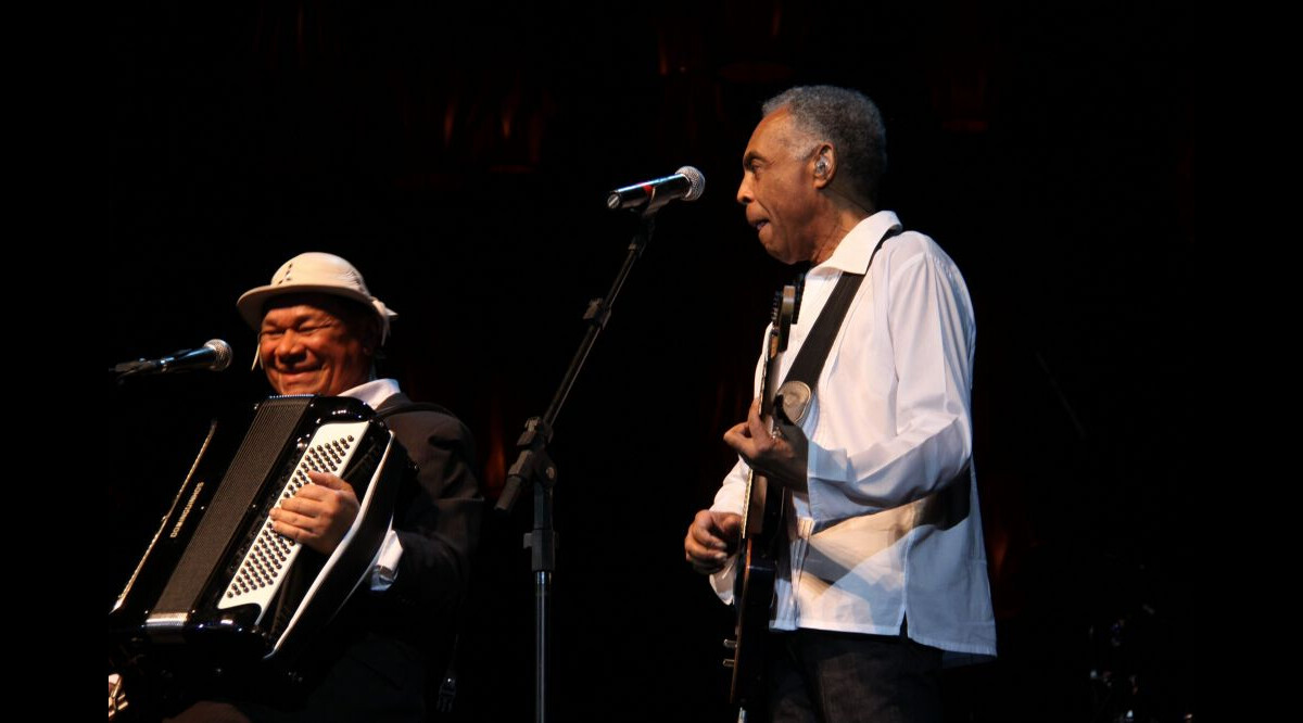 Foto: Dominguinhos faz show sorridente ao lado de Gilberto Gil - Purepeople