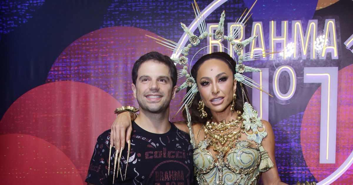 Sabrina Sato posa com Duda Nagle em camarote na Sapucaí antes do ...