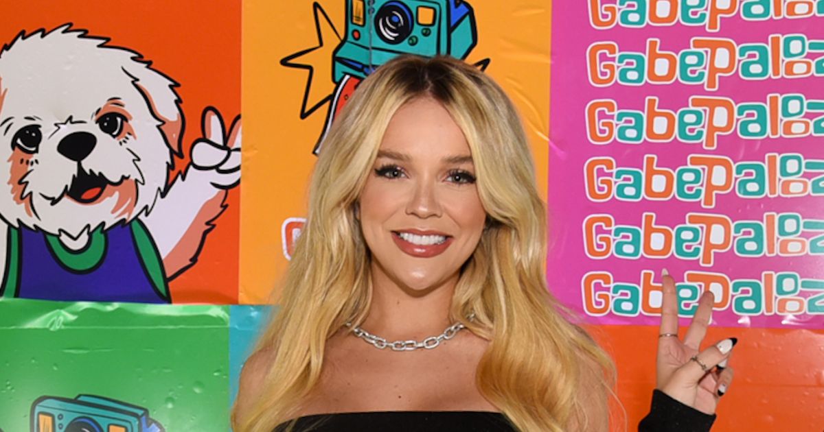 Gabi Lopes exibiu a barriga chapada em festa de estética emo - Purepeople